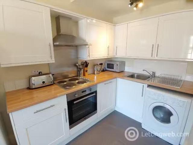 Cheap 3 BR Property to rent in 3f2 Grindlay Street, Edinburg.