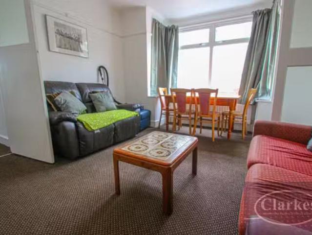 Charming 1 BA 4 bedroom bungalow for rent in St. Margarets Roa.
