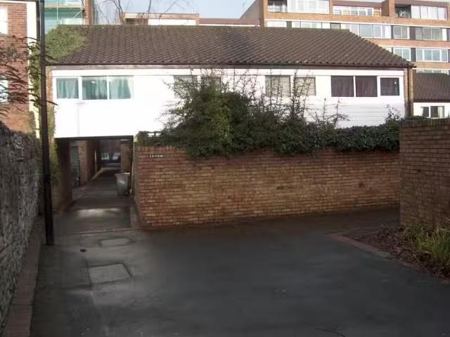 Cheap 1 BA 4 bedroom detached house for rent in High Kingsdown.