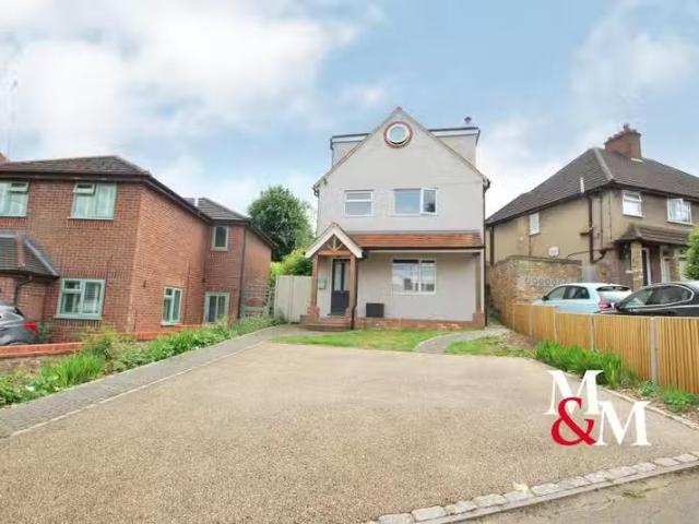 Nice 1 BA 4 bedroom detached house for rent in Woodlands Avenu.