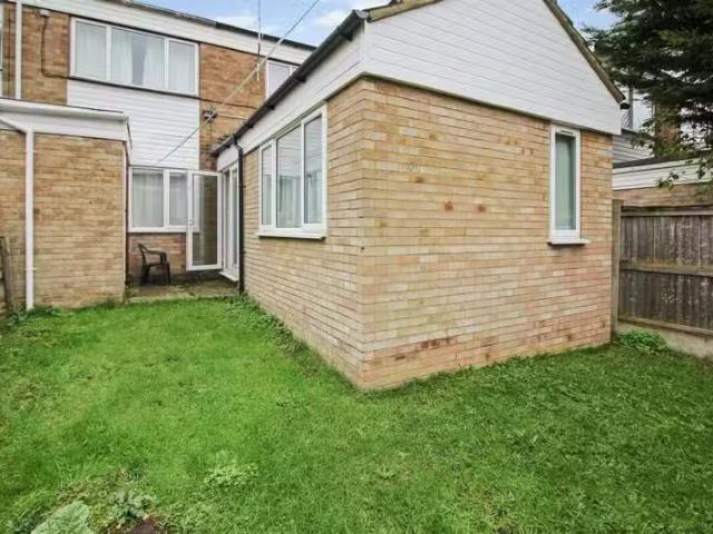 Cozy 1 BA 4 bedroom end of terrace house for rent in Downs Roa.