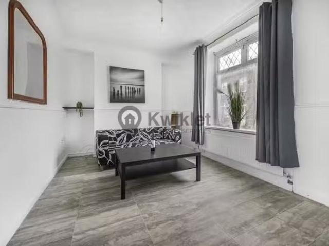 New 1 BA 4 bedroom end of terrace house for rent in Queen Stre.