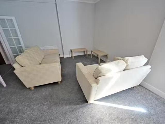 For Rent! 1 BA 4 bedroom flat for rent in Wimborne Road, Winto.