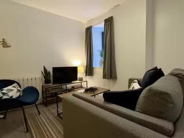 Cheap 1 BA 4 bedroom house for rent in Flat 8, 18, China Stree.