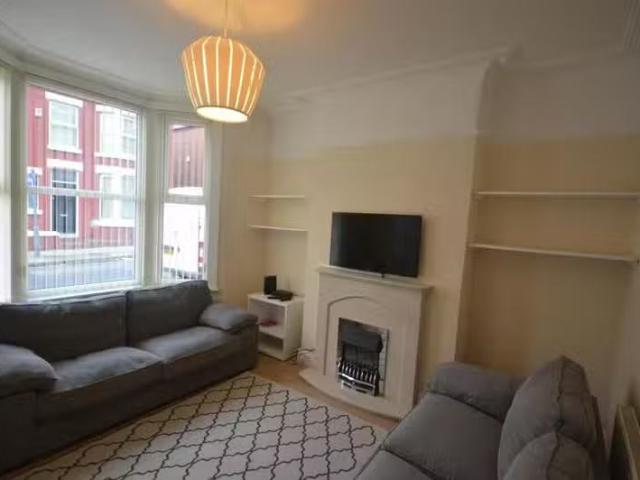 Nice 1 BA 4 bedroom house for rent in Queensdale Road, Liverpo.