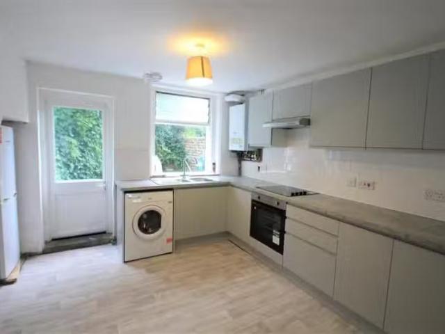 Cozy 1 BA 4 bedroom house share for rent in Inverness Road, Br.