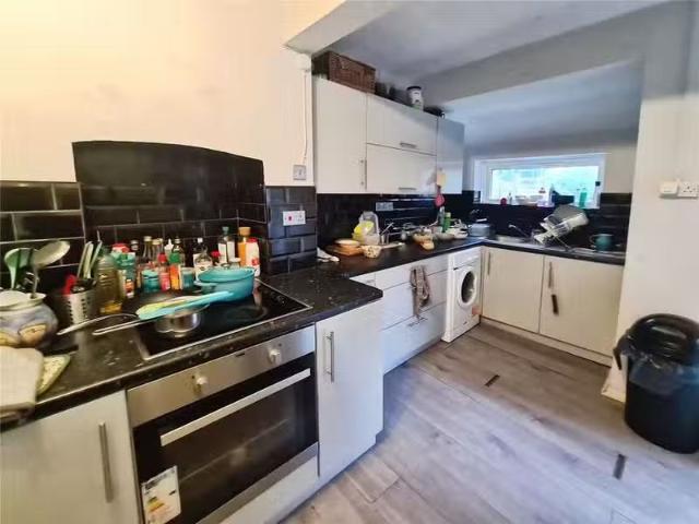 Cozy 1 BA 4 bedroom Mid Terrace House to rent, Burlington Road.
