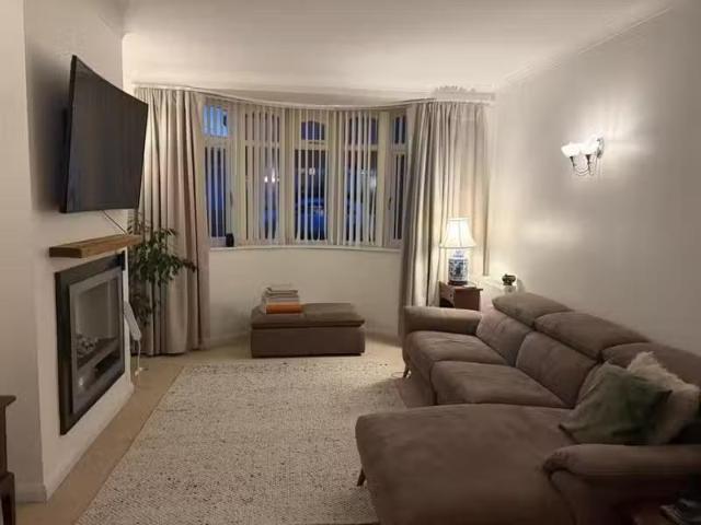 Cheap 1 BA 4 bedroom semi detached house for rent in Willowsbr.