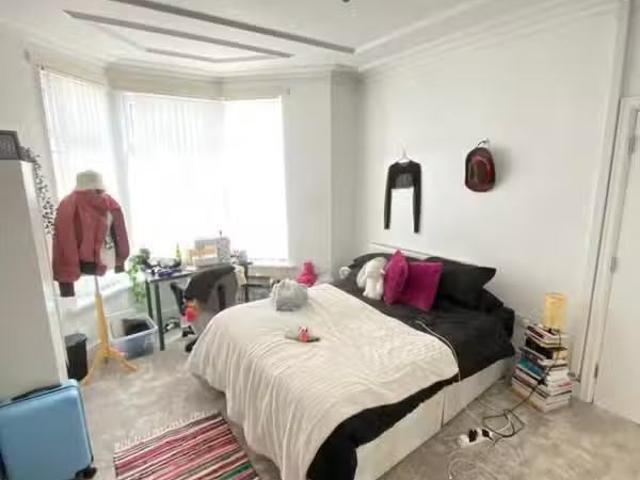 Cheap 1 BA 4 bedroom semi detached house for rent in Mardy Str.
