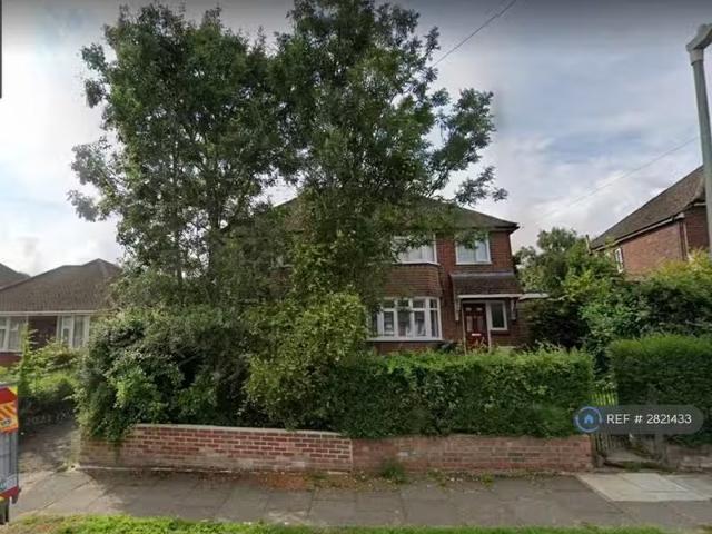 Cozy 1 BA 4 bedroom semi detached house for rent in Old Park A.
