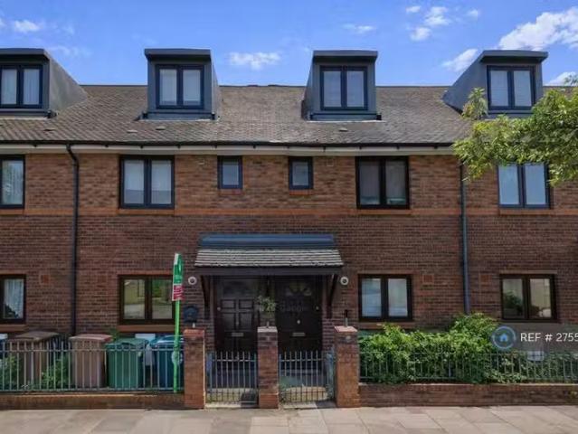 Just in! 1 BA 4 bedroom terraced house for rent in Ching Way.