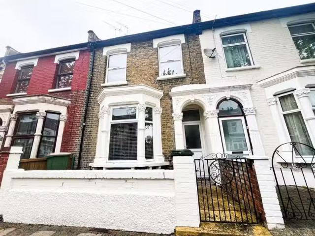Rental! 1 BA 4 bedroom terraced house for rent in Henderson Ro.
