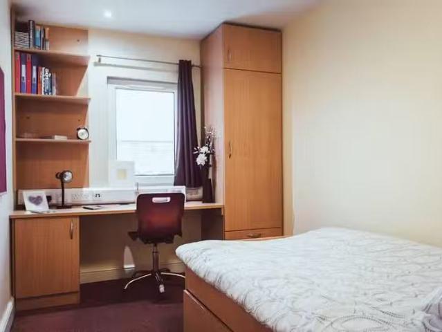 Nice 1 BA 5 bedroom private hall for rent in Longside Lane, Br.