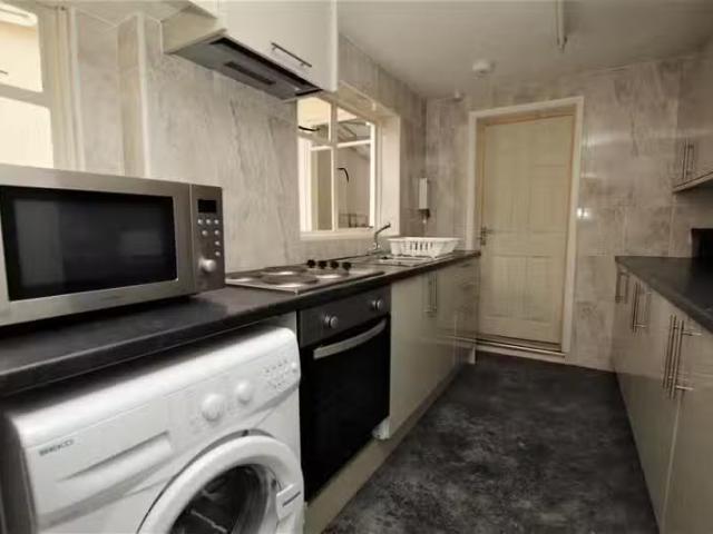 Cheap 1 BA 5 bedroom terraced house for rent in West Avenue, B.