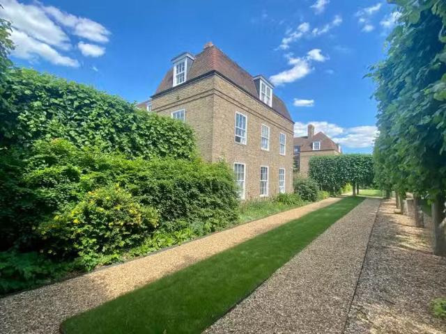 Nice 1 BA 1 bedroom apartment for rent in Chapter House, Howes.