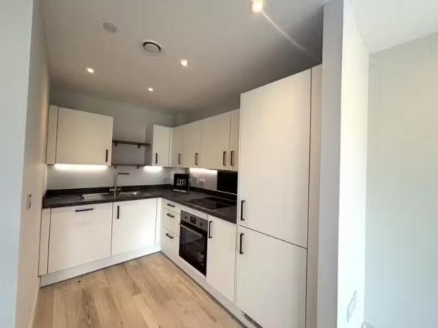 Cozy 1 BA 1 bedroom apartment for rent in Prince Charles Road.