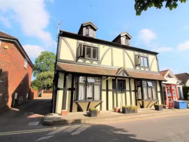 Unique 1 BA 1 bedroom ground floor flat for rent in Faincroft.