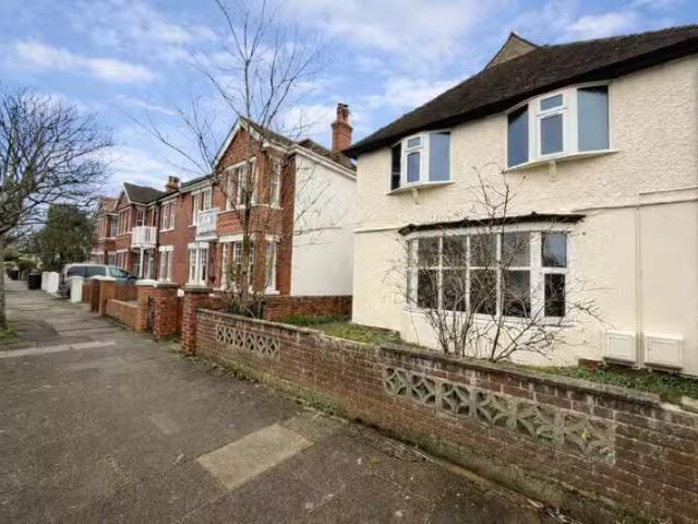 Cozy 1 BA 1 bedroom ground floor flat for rent in Langdale Gar.