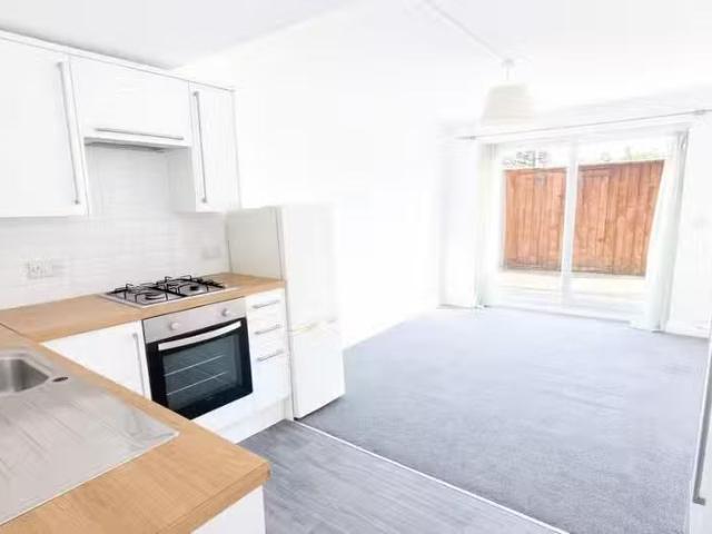 Charming 1 BA 1 bedroom ground floor flat for rent in Wimborne.