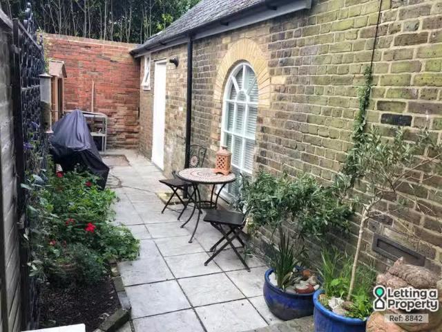 Just in! 1 BA 1 bedroom detached house for rent in Cherry Tree.