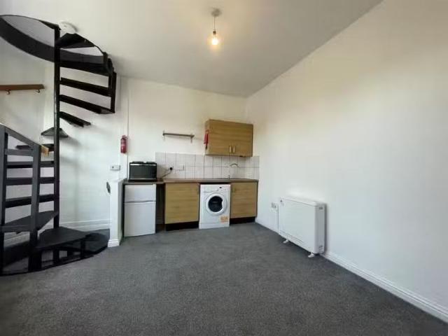 Rental! 1 BA 1 bedroom end of terrace house for rent in Cobden.