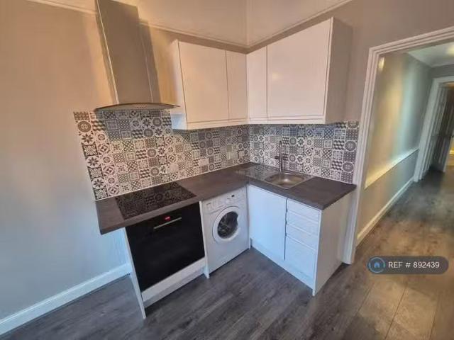 Cheap 1 BA 1 bedroom flat for rent in Trinity Crescent, Edinbu.