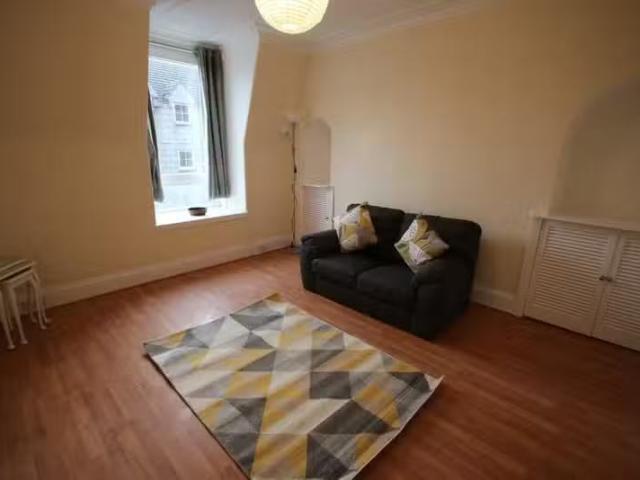 Unique 1 BA 1 bedroom flat for rent in Whitehall Place, Rosemo.