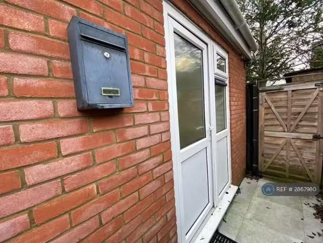 Just in! 1 BA 1 bedroom flat for rent in Annex Alex Wood Road.