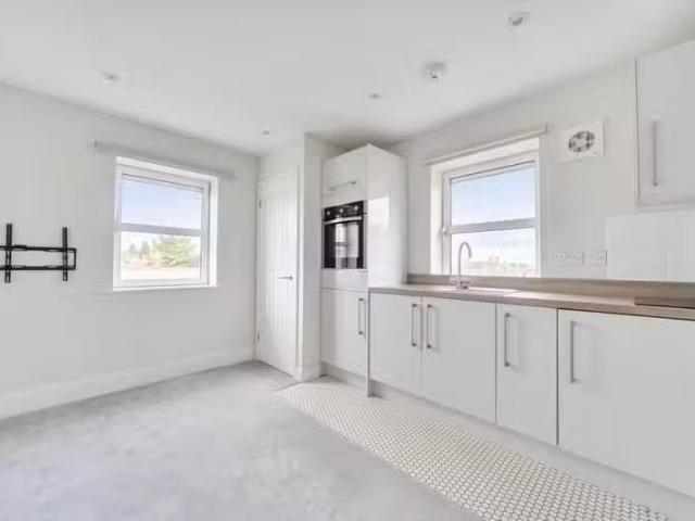 Unique 1 BA 1 bedroom flat for rent in Arden Street Stratford.