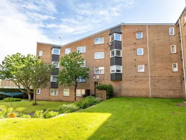 Charming 1 BA 1 bedroom flat for rent in Coed Edeyrn, Llanedey.