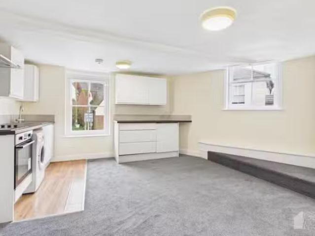 Rental! 1 BA 1 bedroom flat for rent in High Street, Roydon, H.