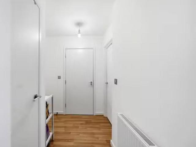 Cheap 1 BA 1 bedroom flat for rent in Merchant Street, London.