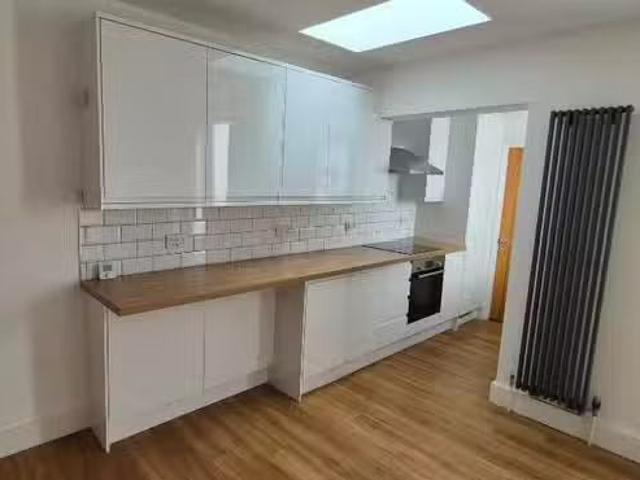 Unique 1 BA 1 bedroom flat for rent in North Street, Bristol.