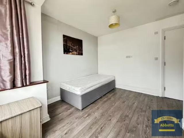 Cheap 1 BA 1 bedroom house share for rent in Greenstead Road.