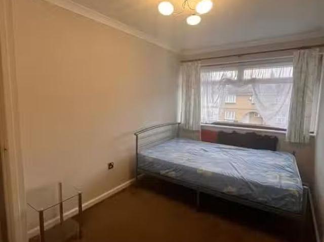 Cheap 1 BA 1 bedroom house share for rent in Fencepiece Road.