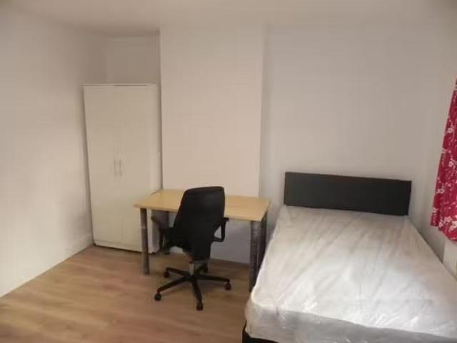 Unique 1 BA 1 bedroom house share for rent in Hillview Crescen.