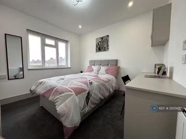 For Rent! 1 BA 1 bedroom house share for rent in Raglan Avenue.