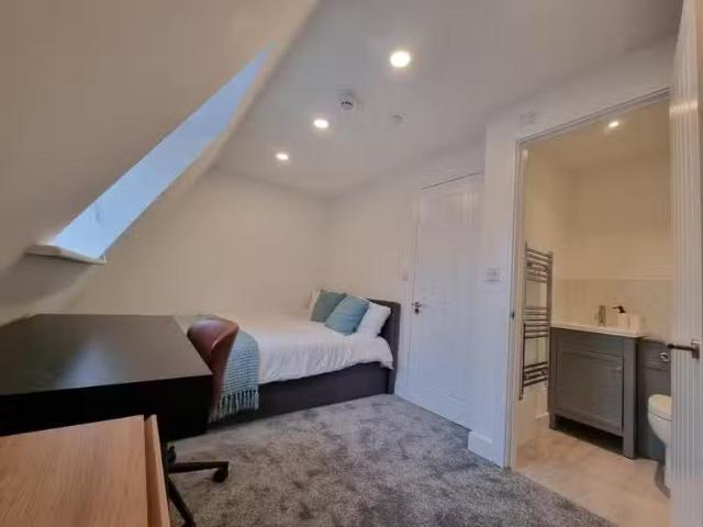 Deal! 1 BA 1 bedroom house share for rent in West Street, Bris.