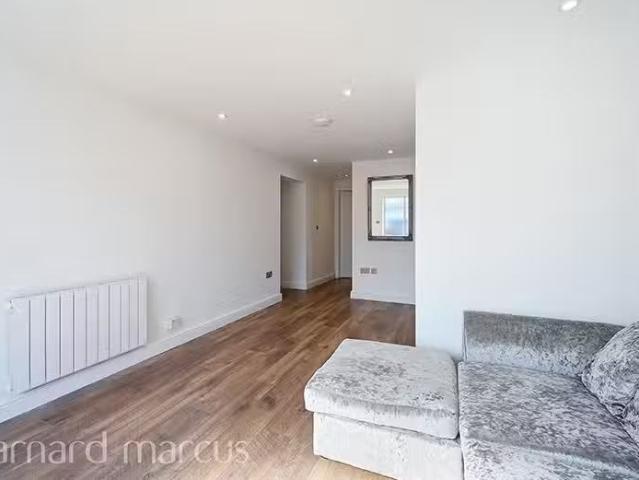 Nice 1 BA 1 bedroom maisonette for rent in Venus Mews, MITCHAM.