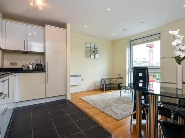 Cozy 1 BA 1 bedroom property to let in Wharfside Point South.