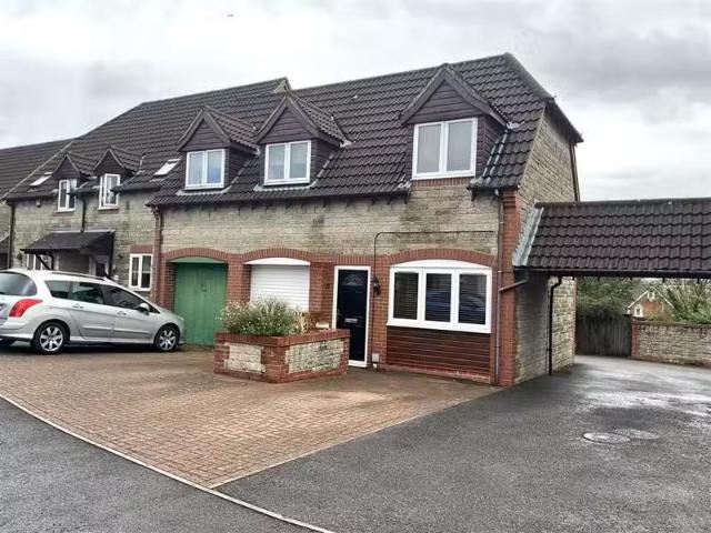 Cheap 1 BA 2 bedroom coach house for rent in Belfry, Bristol.
