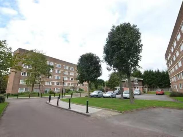 Just in! 1 BA 2 bedroom apartment for rent in Minster Court, L.