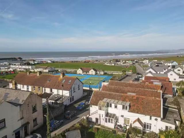 For Rent! 1 BA 2 bedroom apartment for rent in Avon Lane, West.