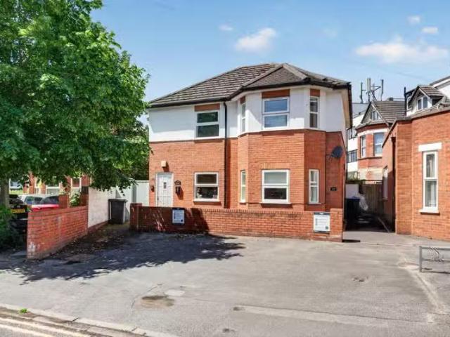 Nice 1 BA 2 bedroom apartment for rent in Crabton Close Road.