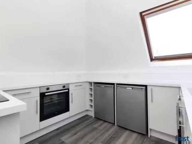 Cozy 1 BA 2 bedroom apartment for rent in Kingsbridge Road, Lo.
