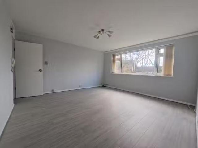 Cheap 1 BA 2 bedroom apartment for rent in Park Avenue, Hockle.