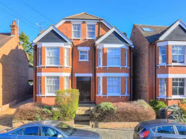 Just in! 1 BA 2 bedroom apartment for rent in Ramsbury Road, S.