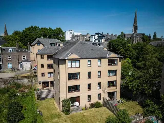 Cheap 1 BA 2 bedroom apartment for rent in Roseangle, Dundee.