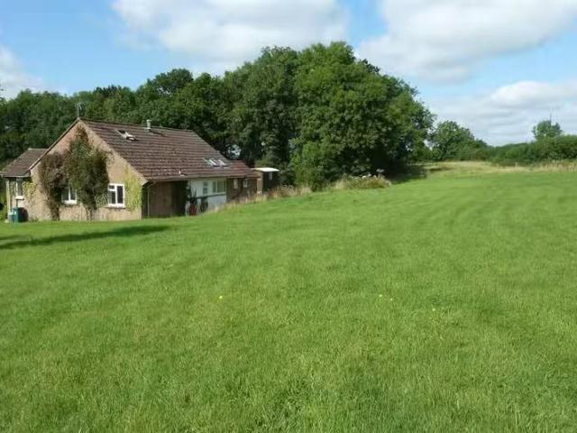 Deal! 1 BA 2 bedroom bungalow for rent in Black Dog, EX17