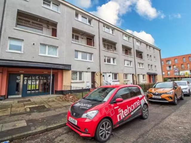 Charming 1 BA 2 bedroom ground floor maisonette for rent in Wa.